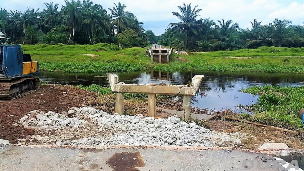 Single Span UHPFRC Bridge used at Kampung Parit Markom, Pontian - DURA ...