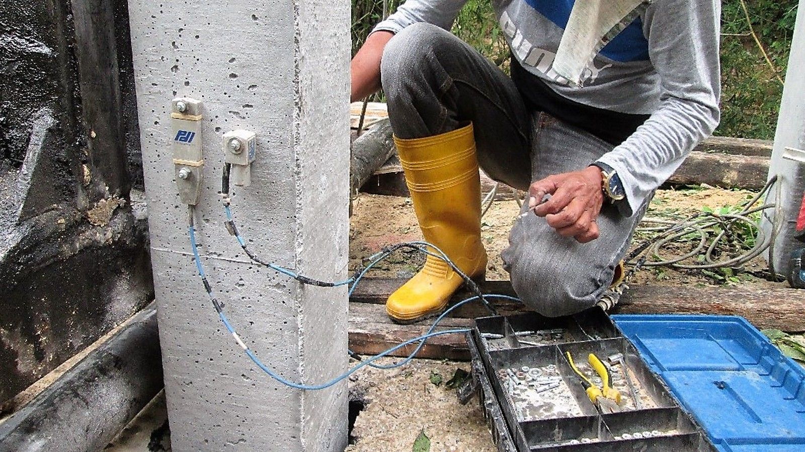 Replacement Bridge at Main Road to Kg. Pahat using Single Span UHPFRC ...